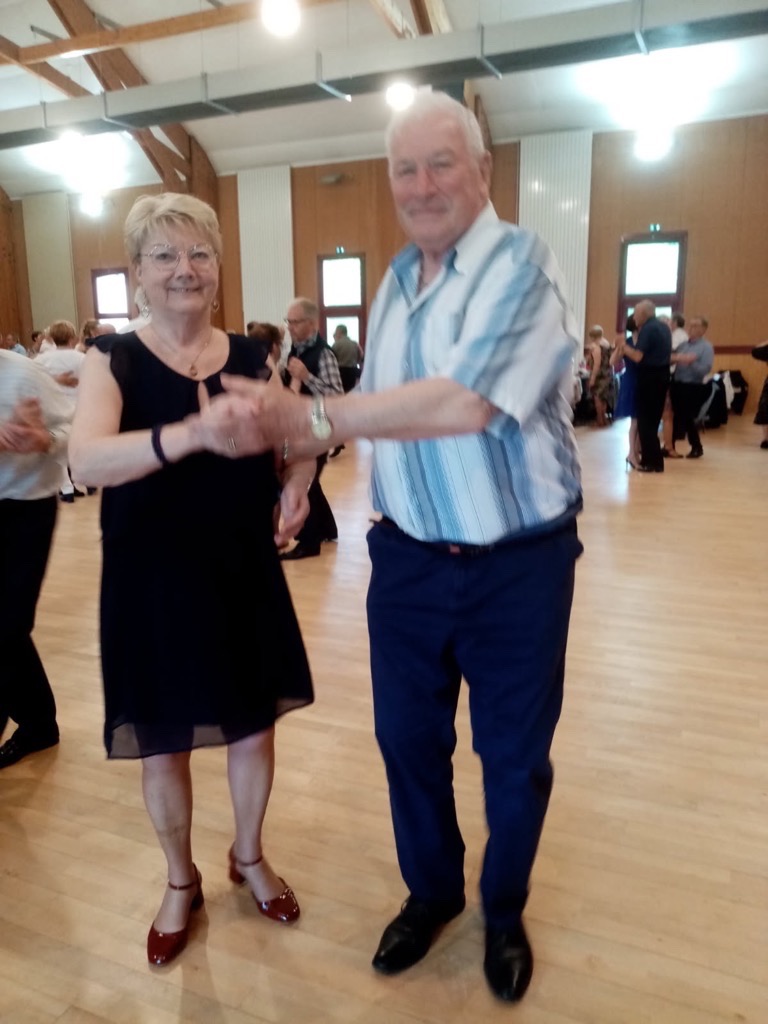 THÉS DANSANTS : LES BALS MUSETTES QUI FONT TOURNER LES COEURS - Le ...